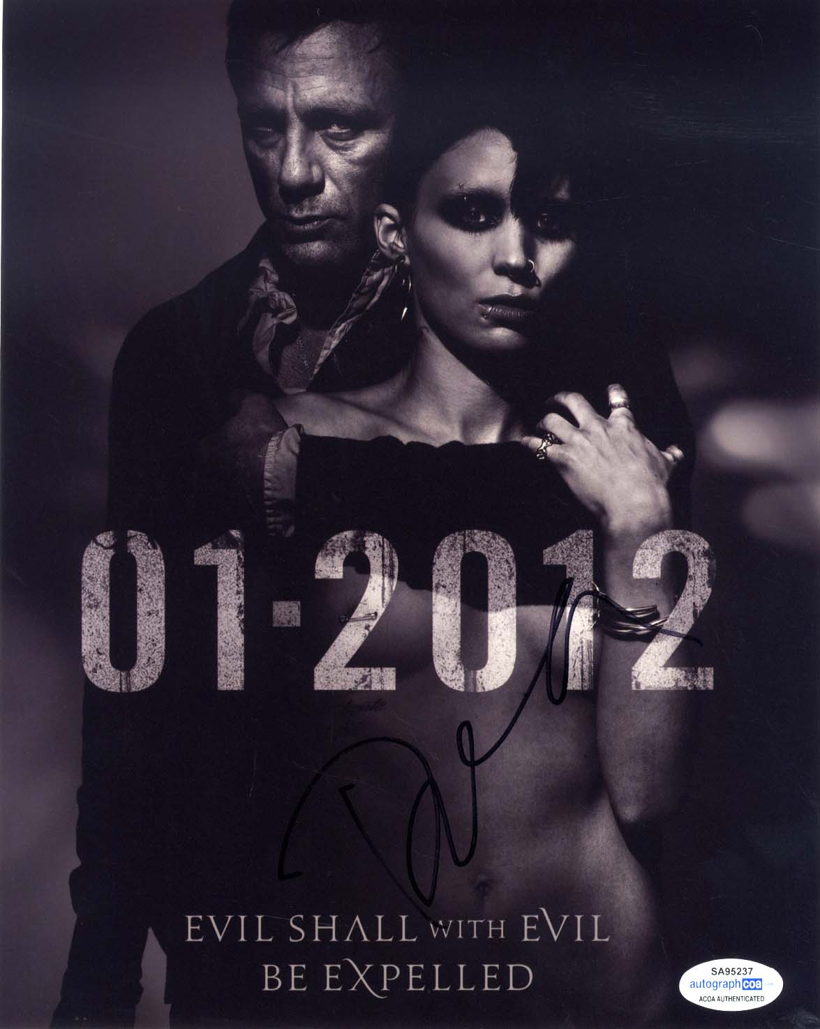 Daniel Craig Autograph | signed photographs