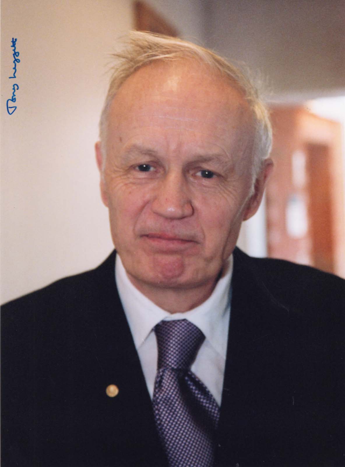 Anthony James Leggett Autograph | signed photographs